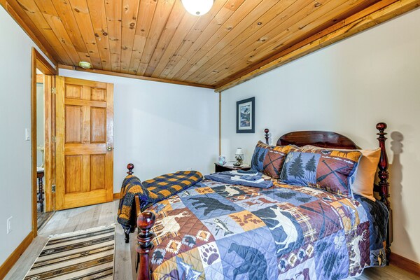 Inviting Peru Cabin W/ Patio, Grill & River Access - Grand Isle, VT