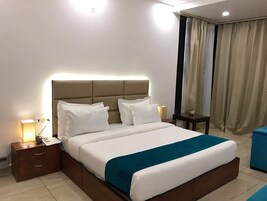 Quarto Duplo ou Twin Deluxe, Vista para a cidade | Edredões de penas, camas de colchão pillowtop, minibar, secretária