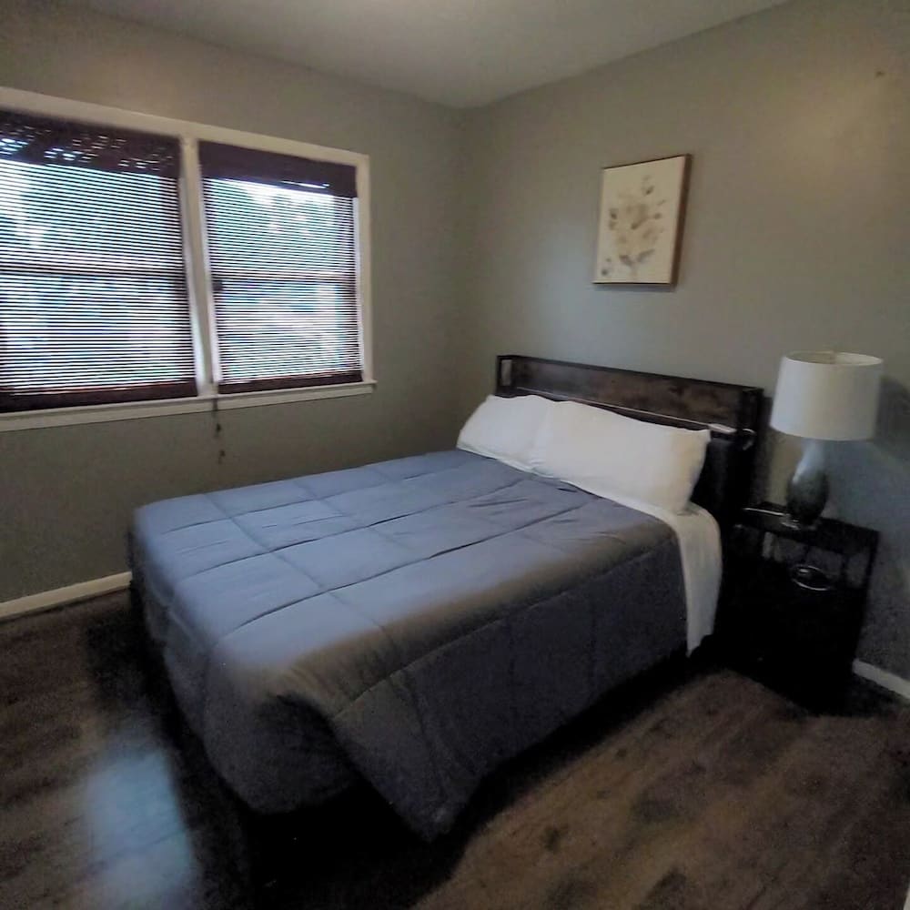 4 Bdr W/ Wifi & Parking In Fayetteville, Nc By Fort Liberty & Cross Creek Mall - Fayetteville, NC