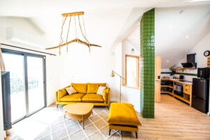 Suite-Estúdio de Luxo | Sala de estar | Televisor de ecrã plano de 32 polegadas com canais de TV premium 