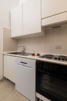 Apartamento, vista para o jardim | Cozinha privada | Geladeira, fogão, cooktop, lava-louças