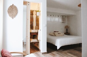 Quarto casal ou duplo clássico, vista para a piscina | Wi-Fi de cortesia, roupa de cama