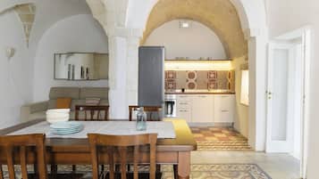 Apartamento, vista para a cidade | Área de estar | TV 35 polegadas com canais digitais