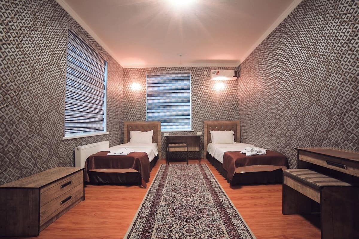 Quarto Duplo ou Twin Standard | Cofre no quarto, secretária