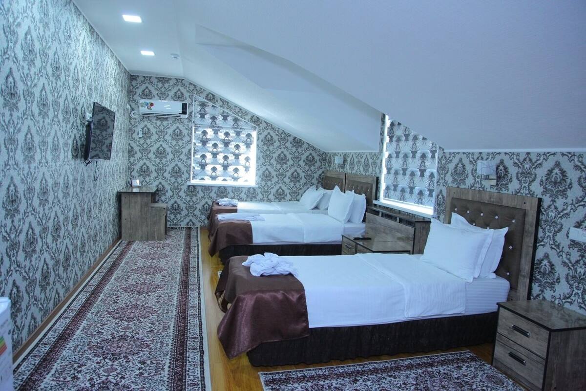Quarto Triplo Standard | Cofre no quarto, secretária