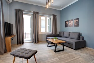 Superior Apartment 3 | Sala de estar | Televisor 