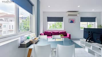 Quarto Duplo ou Twin Básico, vista para o jardim | Cofre no quarto, secretária, cortinas/cortinados opacos