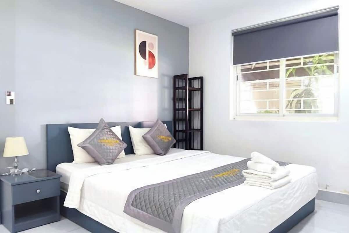 Cofre no quarto, secretária, cortinas/cortinados opacos