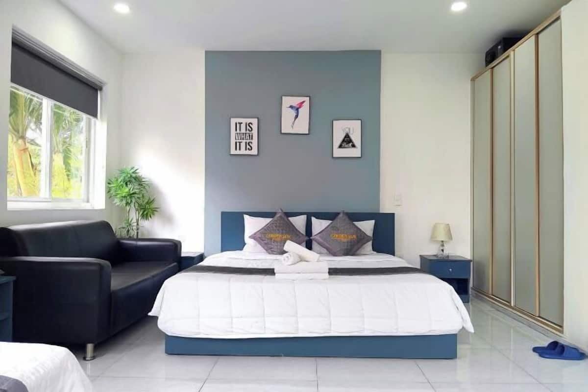 Cofre no quarto, secretária, cortinas/cortinados opacos