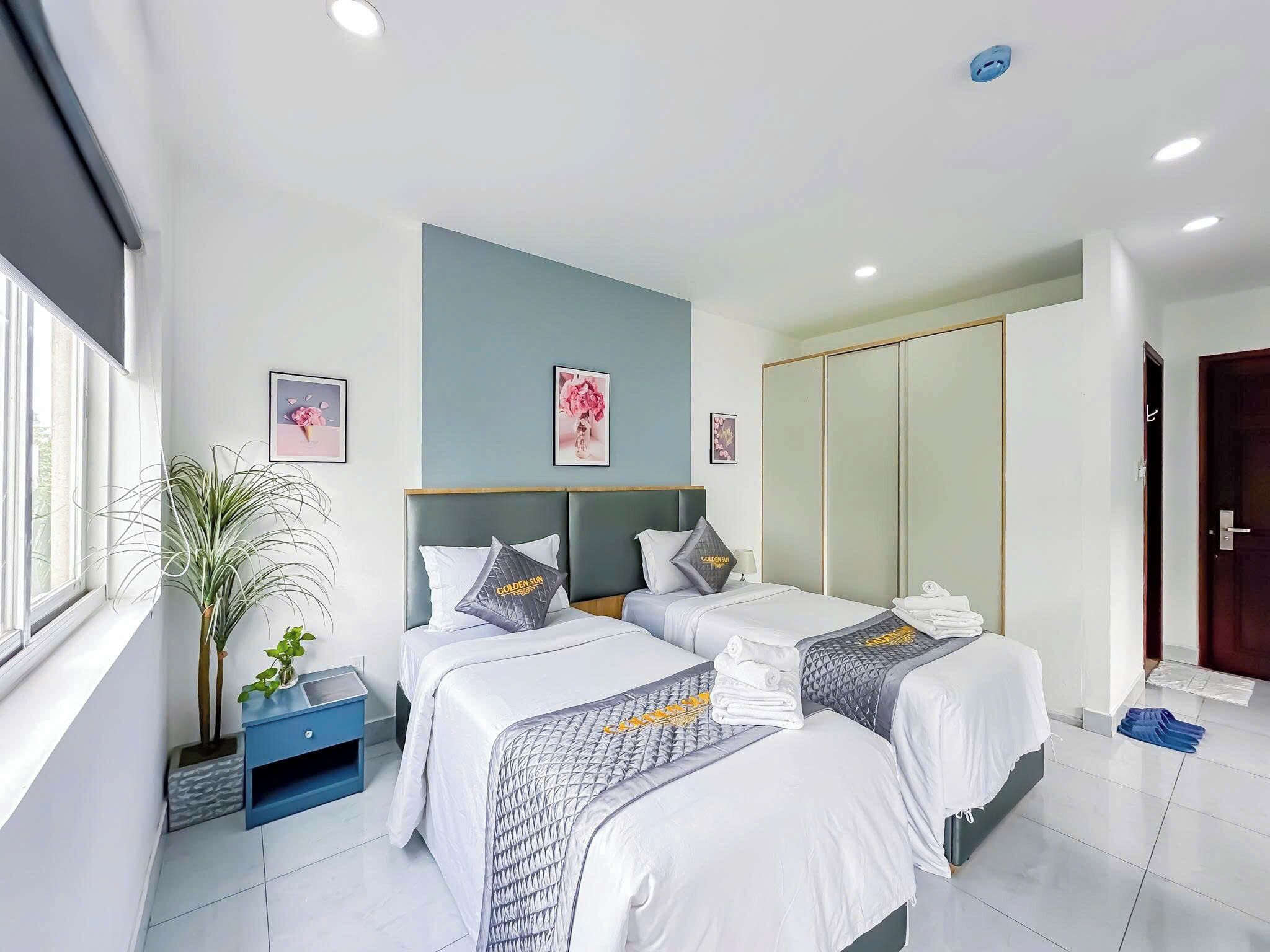 Quarto Twin Comfort, várias camas, Vista para a cidade | Cofre no quarto, cortinas/cortinados opacos, quartos insonorizados 