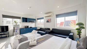 Suite-Estúdio Panorâmica, várias camas, Vista para a cidade | Cofre no quarto, cortinas/cortinados opacos, quartos insonorizados