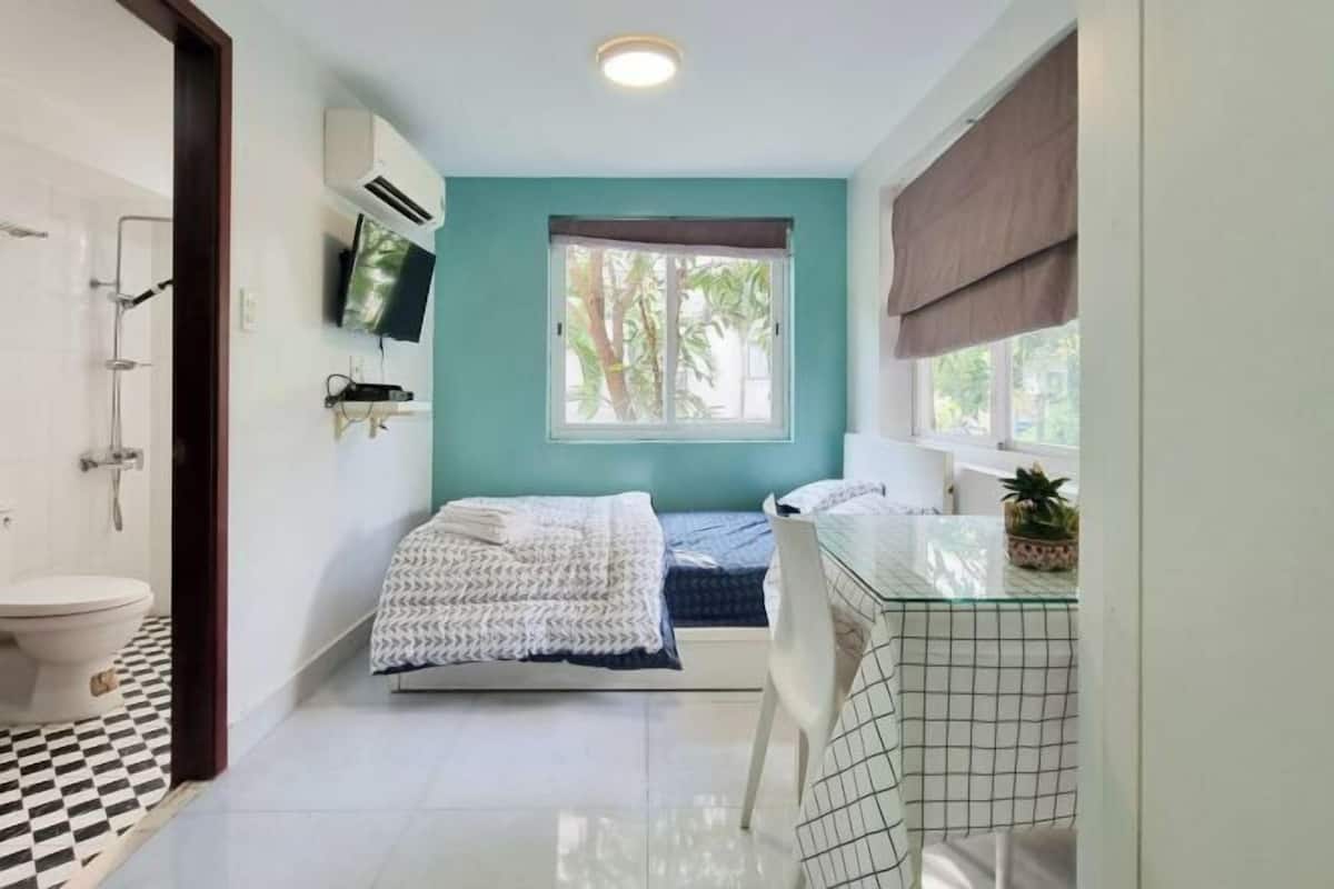 Cofre no quarto, secretária, cortinas/cortinados opacos