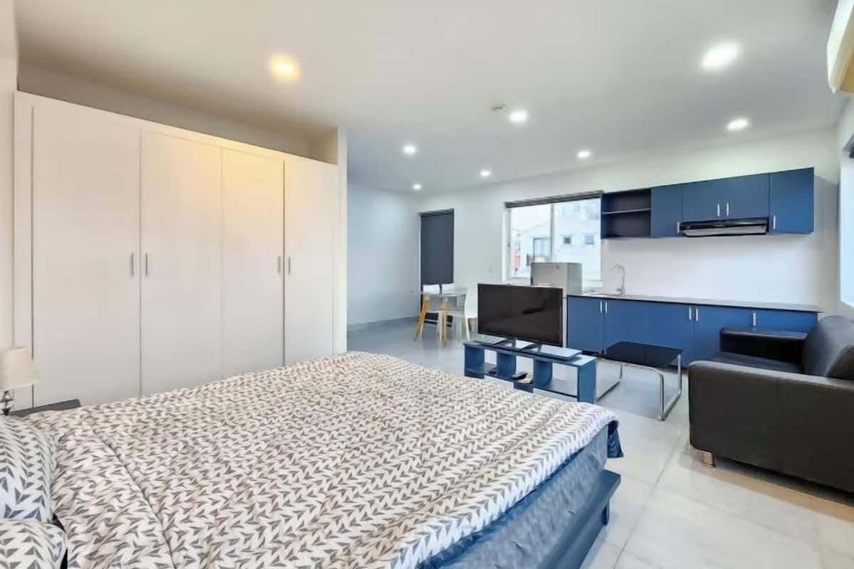 Cofre no quarto, secretária, cortinas/cortinados opacos