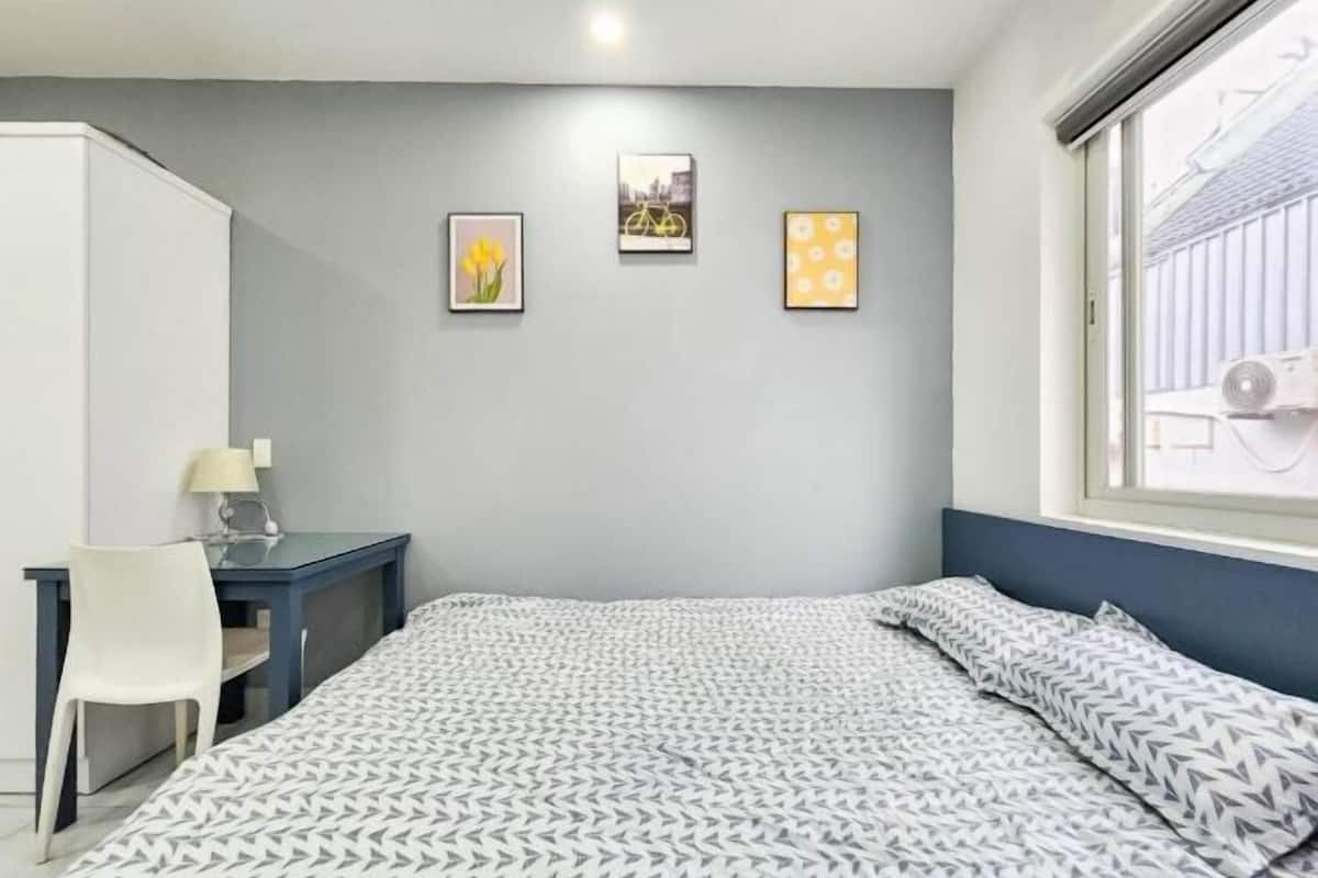 Cofre no quarto, secretária, cortinas/cortinados opacos