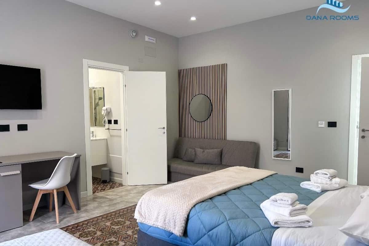 Quarto quádruplo luxo | Camas com colchões de espuma com sistema de memória, frigobar