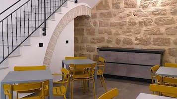 Pequeno-almoço tipo buffet diário (20 EUR por pessoa)