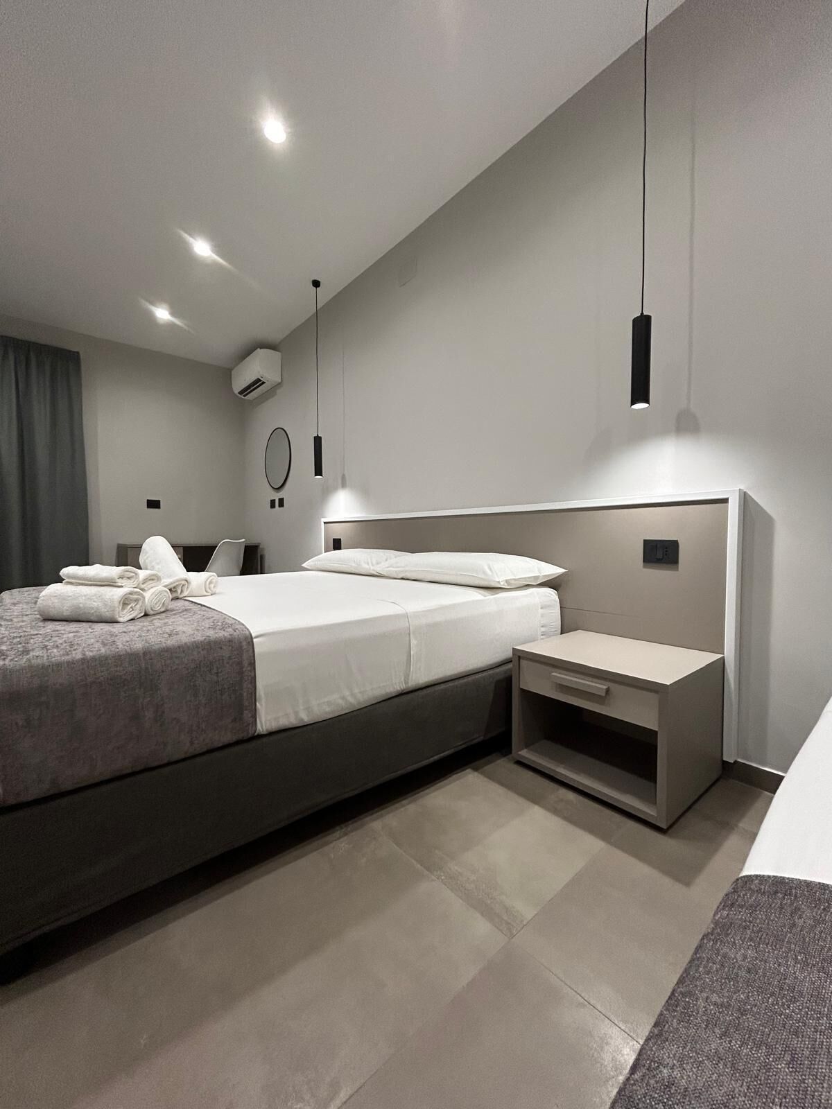 Quarto triplo standard, para não fumantes, banheiro privativo | Camas com colchões de espuma com sistema de memória, frigobar