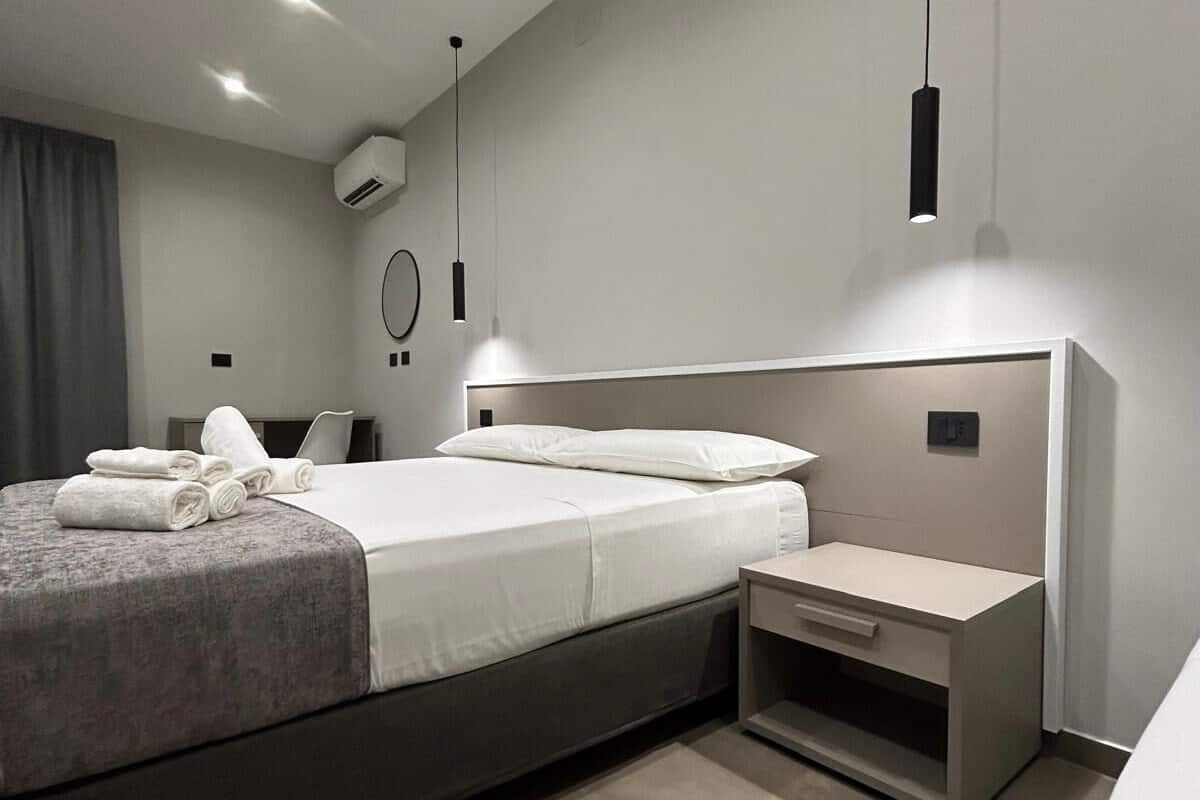 Quarto triplo standard, para não fumantes, banheiro privativo | Camas com colchões de espuma com sistema de memória, frigobar