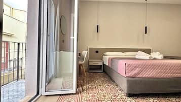 Quarto Triplo Deluxe | Minibar, secretária, secretária adequada para computadores portáteis