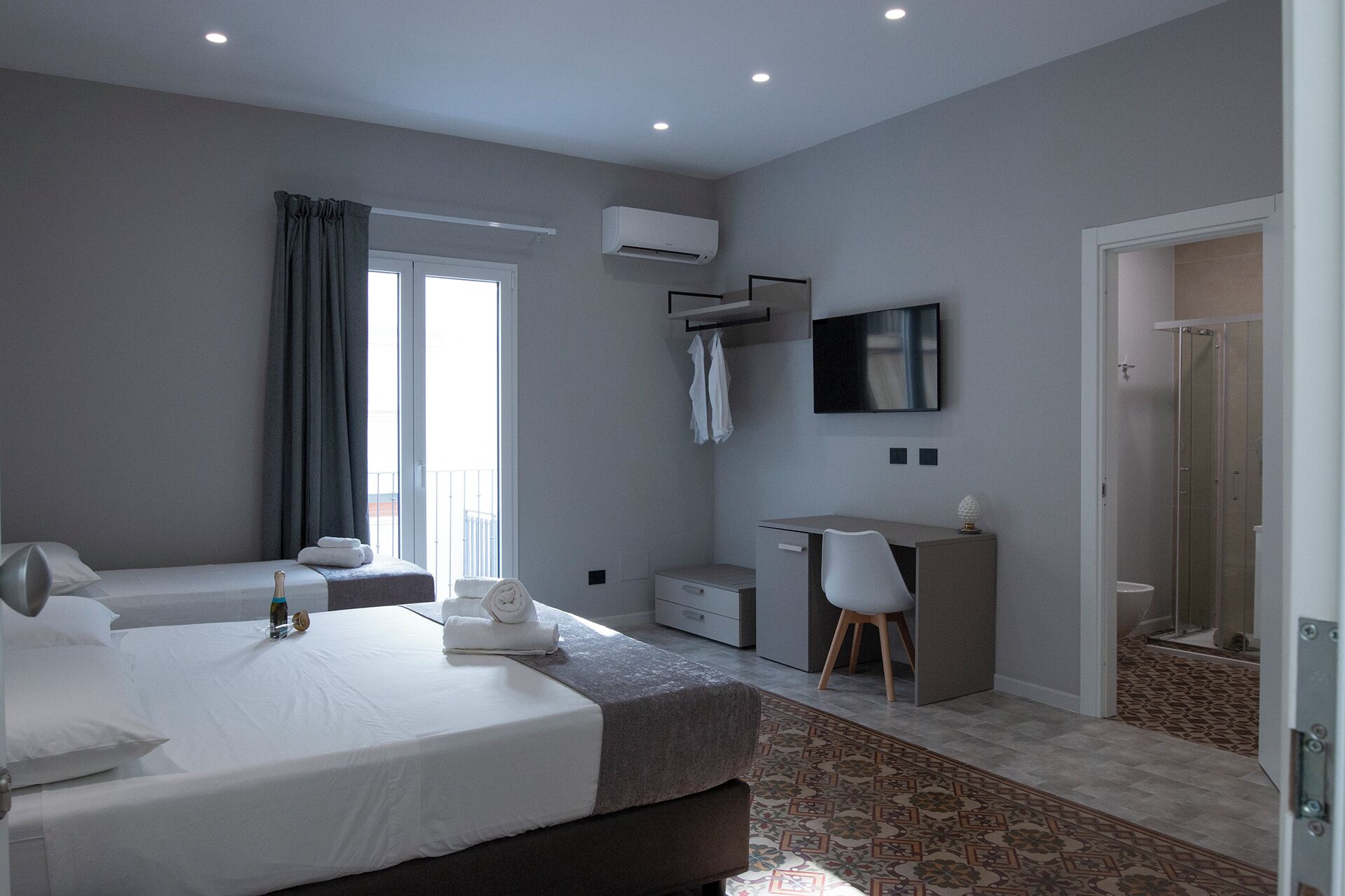 Quarto Quádruplo Deluxe | Minibar, secretária, secretária adequada para computadores portáteis 