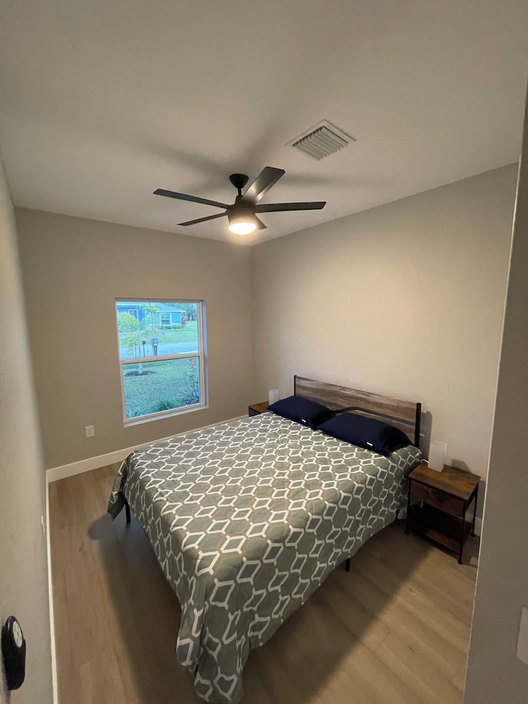 🏡 Charming Duplex Near The Beach – Perfect For Family Reunions! 🏖️ - North Port, FL