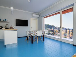 Casa geminada panorâmica, vista para o mar | Área de estar | Smart TV 42 polegadas com canais via satélite, Netflix, filmes recentes