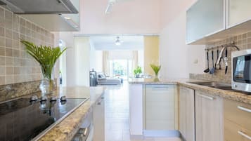 Apartamento Familiar em Condomínio Fechado, vista para o campo de golfe | Cozinha privada | Uma cafeteira/bule, uma cadeira de bebé