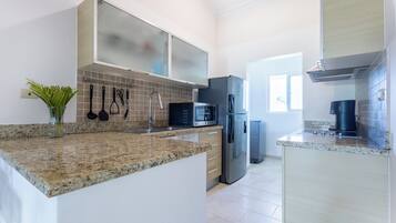 Apartamento Familiar em Condomínio Fechado, vista para o campo de golfe | Cozinha privada | Uma cafeteira/bule, uma cadeira de bebé