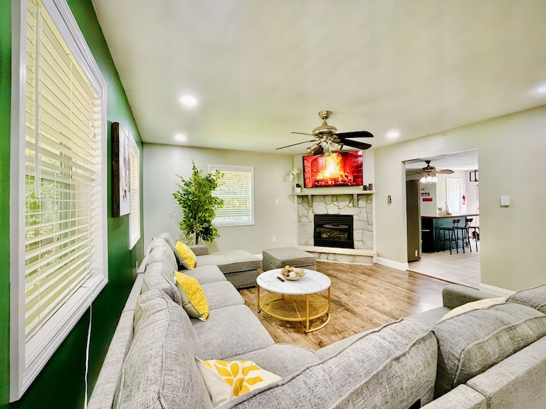Pine Hollow W/hottub · Fireplace · Games · Kingbed · Pet Friendly · Hiking - Towamensing Trails