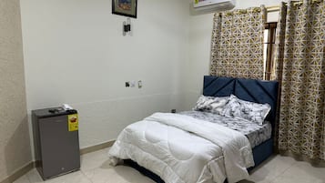 Uma combinação polibã/banheira, artigos de higiene pessoal grátis