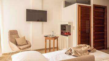 Quarto casal superior, sacada | Escrivaninha, ferros/tábuas de passar roupa, berços (sobretaxa)