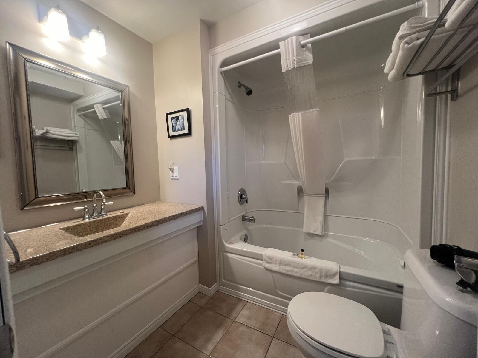 Quarto casal luxo, 2 camas de casal | Banheiro | Chuveiro/banheira combinados, secador de cabelo, toalhas de banho 