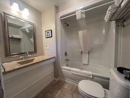 Quarto casal luxo, 2 camas de casal | Banheiro | Chuveiro/banheira combinados, secador de cabelo, toalhas de banho