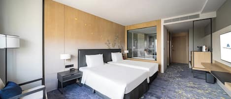 Quarto duplo club (Nikko) | Roupas de cama antialérgicas, edredons de pluma, frigobar