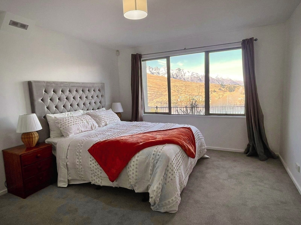 Private Rooms With Bathrooms And Lake Views. Two Spacious Lounges Enjoy Peace. - 퀸스타운