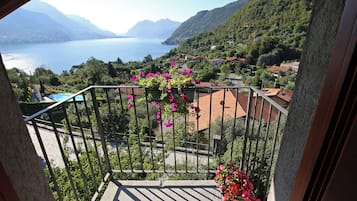 Apartamento, vista para o lago | Varanda