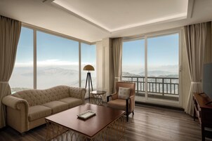 Suite Signature, 1 cama king-size, varanda, vista para a montanha | Sala de estar | Televisor 