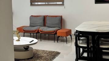 Suite Executiva | Sala de estar | Smart TV, Netflix, brinquedos, serviços de streaming
