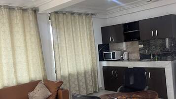 Quarto Superior | Cozinha privada | Um frigorífico, um micro-ondas, um forno, uma placa de cozinha