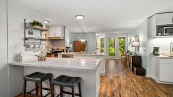Condo, 1 quarto | Cozinha privada | Geladeira, fogão, cafeteira/chaleira, torradeira