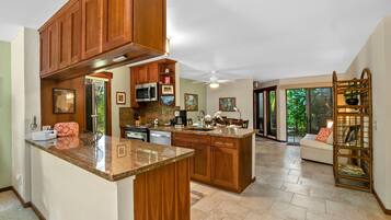 Condo, 1 quarto | Cozinha privada | Geladeira, fogão, cafeteira/chaleira, torradeira