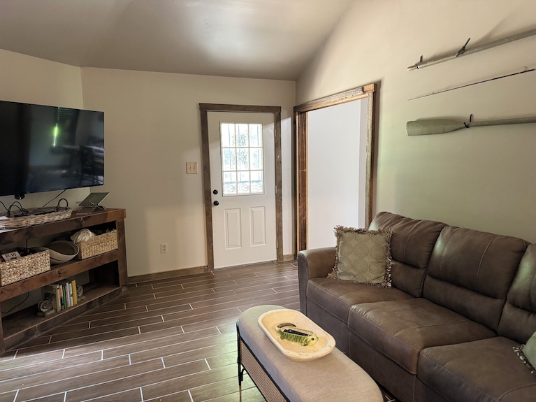 Cozy 2-bedroom House On Enid Lake, Just Steps From Wallace Creek Campgrounds - Enid Lake, MS