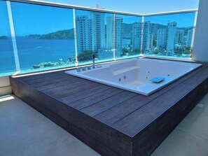 Apartamento exclusivo, 3 quartos, banheira de imersão, vista para o mar | Banheira de hidromassagem particular