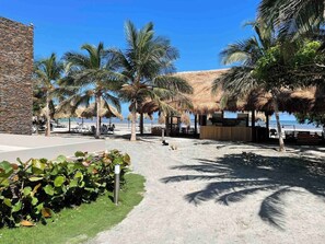 Praia particular, espreguiçadeiras, guarda-sóis 
