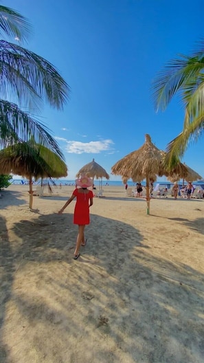 Praia particular, espreguiçadeiras, guarda-sóis 