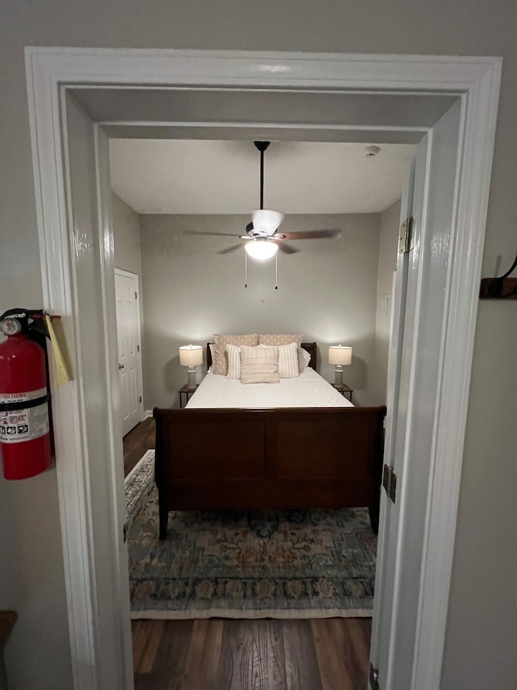 Downtown Starkville Apartment! - Starkville, MS