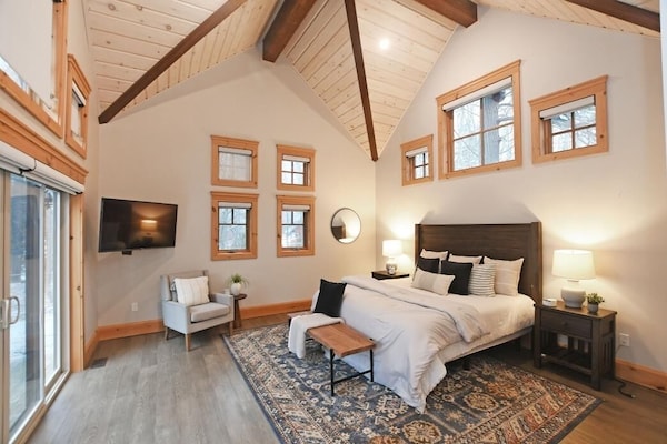 Beautiful Custom Log Home Nestled On 300 Ft Beach Front - Ontario