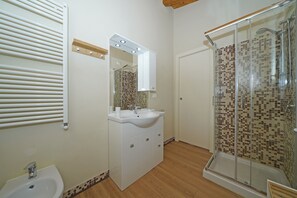 Apartamento, sacada, vista para a colina | Chuveiro
