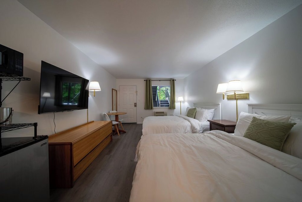 Enjoy The Charm Of Queen Suite Number 4 At Glorydayz! - Eureka Springs, AR