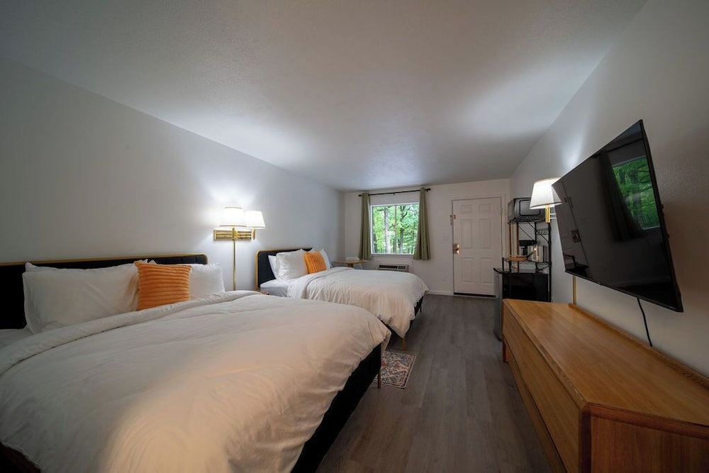 Enjoy The Charm Of Queen Suite Number 5 At Glorydayz! - Eureka Springs, AR